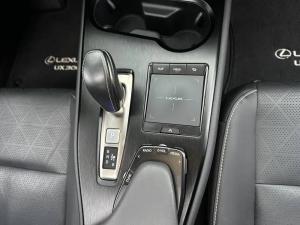 White Lexus UX 300e 2021 in Riga, with an engine capacity of 0.00 L and mileage of 78 thousand km for 26200 €, photo 12 on AUTOMOTO.COM.LV