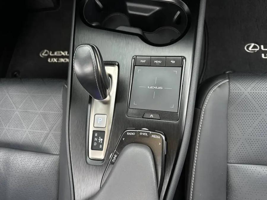 White Lexus UX 300e 2021 in Riga, with an engine capacity of 0.00 L and mileage of 78 thousand km for 26200 €, photo 12 on AUTOMOTO.COM.LV