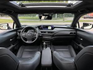 White Lexus UX 300e 2021 in Riga, with an engine capacity of 0.00 L and mileage of 78 thousand km for 26200 €, photo 13 on AUTOMOTO.COM.LV