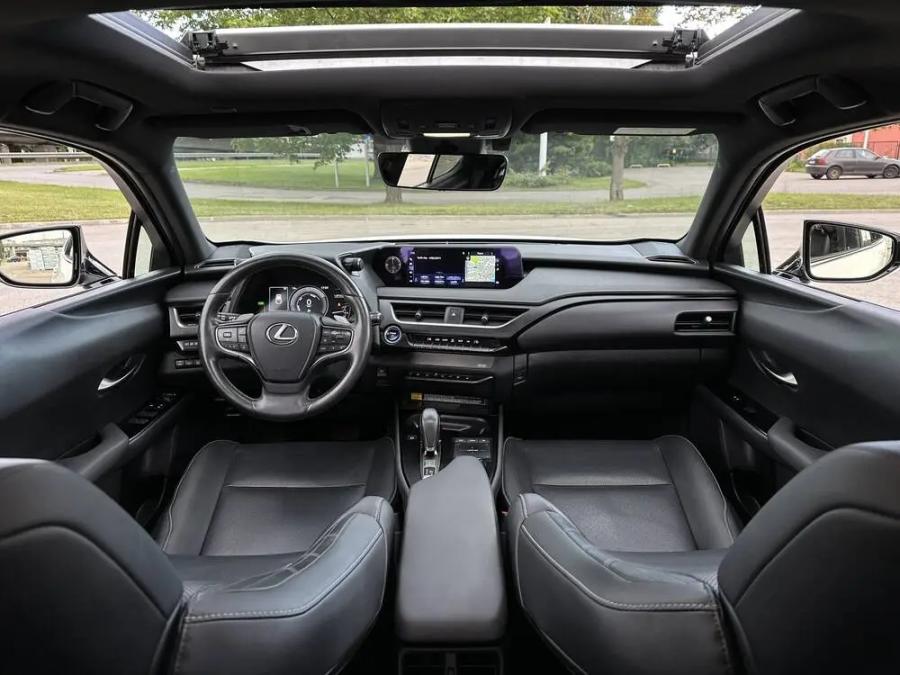 White Lexus UX 300e 2021 in Riga, with an engine capacity of 0.00 L and mileage of 78 thousand km for 26200 €, photo 13 on AUTOMOTO.COM.LV