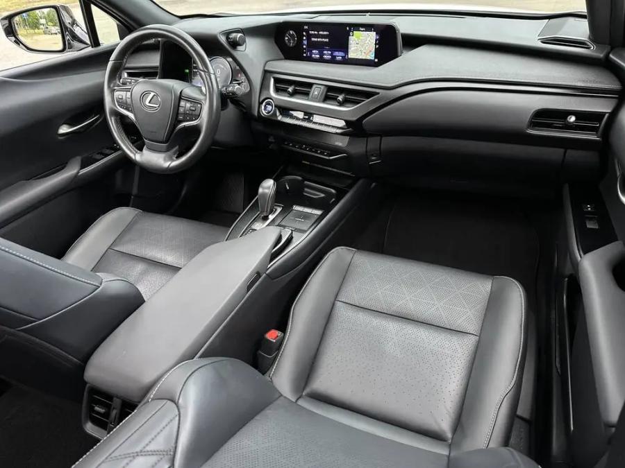 White Lexus UX 300e 2021 in Riga, with an engine capacity of 0.00 L and mileage of 78 thousand km for 26200 €, photo 16 on AUTOMOTO.COM.LV