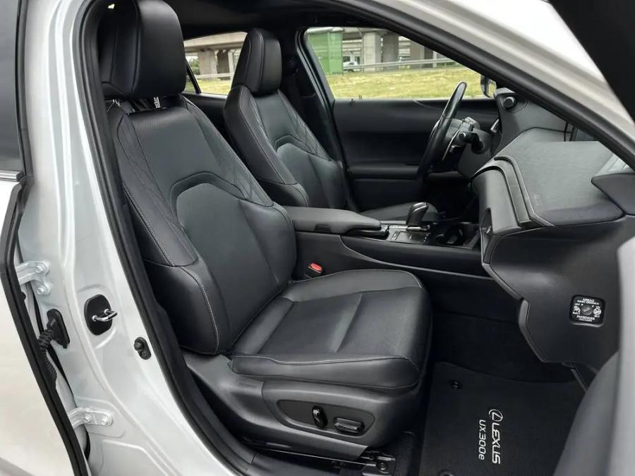 White Lexus UX 300e 2021 in Riga, with an engine capacity of 0.00 L and mileage of 78 thousand km for 26200 €, photo 19 on AUTOMOTO.COM.LV