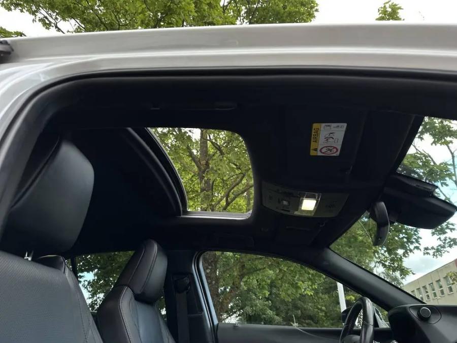 White Lexus UX 300e 2021 in Riga, with an engine capacity of 0.00 L and mileage of 78 thousand km for 26200 €, photo 22 on AUTOMOTO.COM.LV