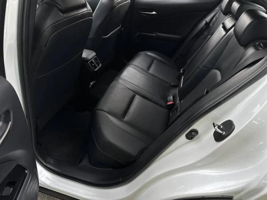 White Lexus UX 300e 2021 in Riga, with an engine capacity of 0.00 L and mileage of 78 thousand km for 26200 €, photo 23 on AUTOMOTO.COM.LV