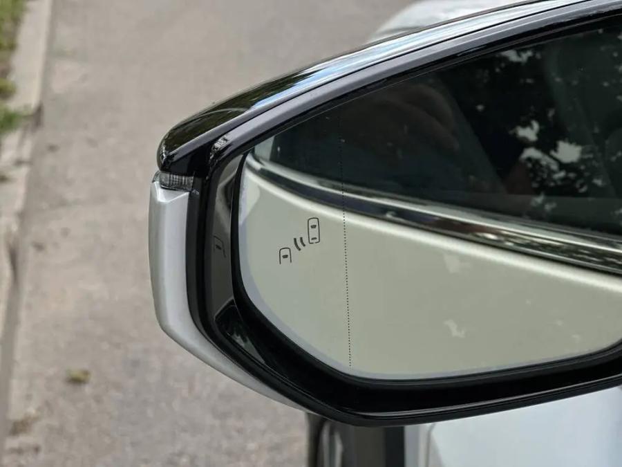 White Lexus UX 300e 2021 in Riga, with an engine capacity of 0.00 L and mileage of 78 thousand km for 26200 €, photo 34 on AUTOMOTO.COM.LV