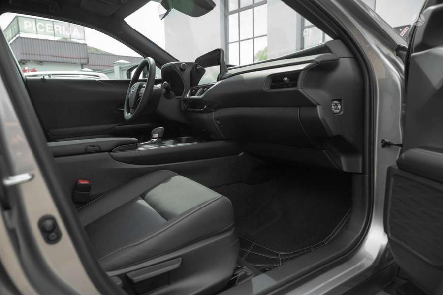 Pelēks Lexus UX 300h 2024 Viļņa, ar dzinēja tilpumu 1.99 L un nobraukumu 15 tūkst. km par 36900 €, foto 31 vietnē AUTOMOTO.COM.LV