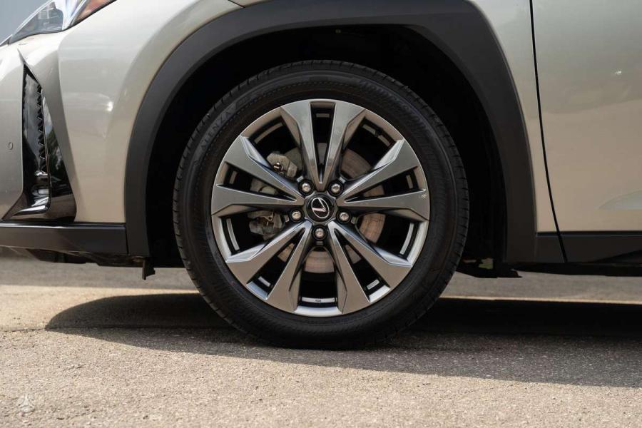 Pelēks Lexus UX 300h 2024 Viļņa, ar dzinēja tilpumu 1.99 L un nobraukumu 15 tūkst. km par 36900 €, foto 34 vietnē AUTOMOTO.COM.LV