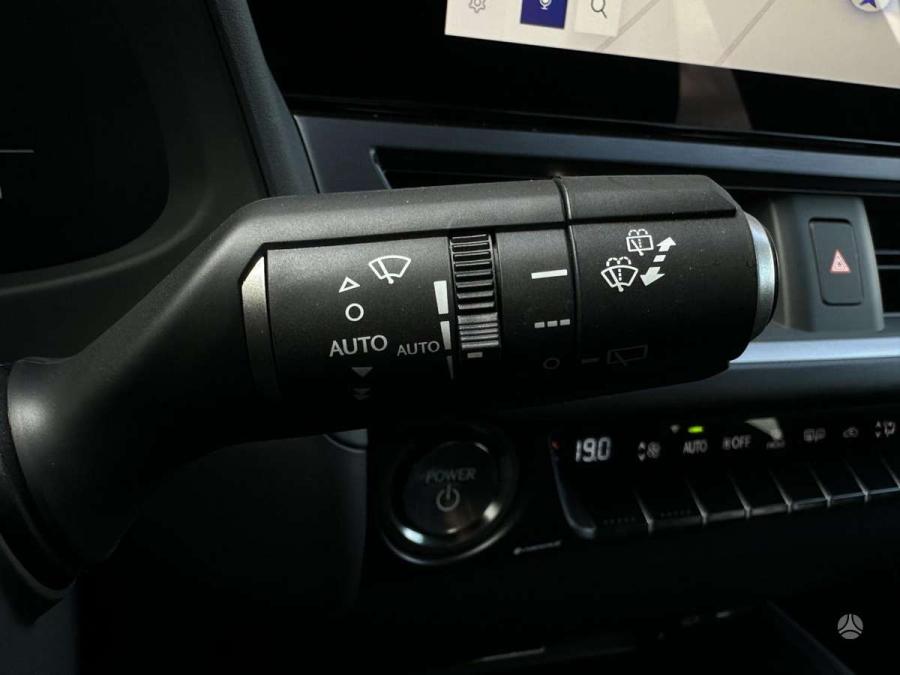 Red Lexus UX 300h 2024 in Vilnius, with an engine capacity of 2.00 L and mileage of 4 thousand km for 40750 €, photo 12 on AUTOMOTO.COM.LV