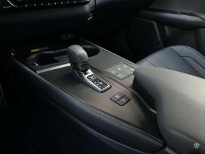 Red Lexus UX 300h 2024 in Vilnius, with an engine capacity of 2.00 L and mileage of 4 thousand km for 40750 €, photo 27 on AUTOMOTO.COM.LV