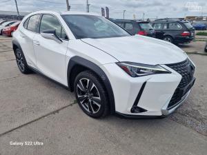 White Lexus UX 300h 2020 in Kaunas, with an engine capacity of 2.00 L and mileage of 157 thousand km for 19950 €, photo 4 on AUTOMOTO.COM.LV