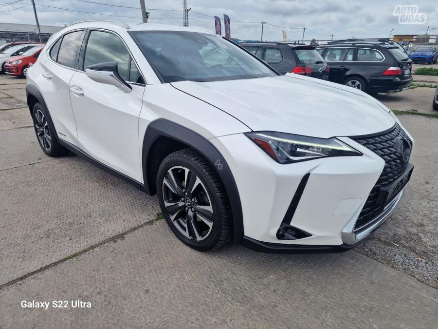 White Lexus UX 300h 2020 in Kaunas, with an engine capacity of 2.00 L and mileage of 157 thousand km for 19950 €, photo 4 on AUTOMOTO.COM.LV