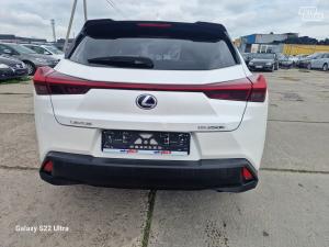 White Lexus UX 300h 2020 in Kaunas, with an engine capacity of 2.00 L and mileage of 157 thousand km for 19950 €, photo 5 on AUTOMOTO.COM.LV
