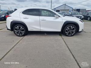 White Lexus UX 300h 2020 in Kaunas, with an engine capacity of 2.00 L and mileage of 157 thousand km for 19950 €, photo 7 on AUTOMOTO.COM.LV