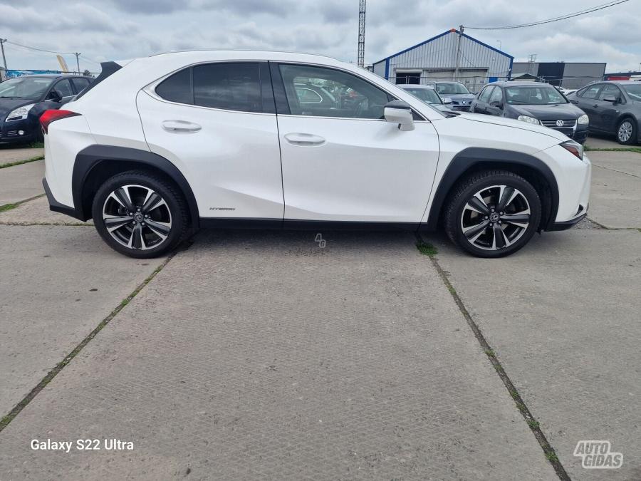 White Lexus UX 300h 2020 in Kaunas, with an engine capacity of 2.00 L and mileage of 157 thousand km for 19950 €, photo 7 on AUTOMOTO.COM.LV