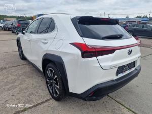 White Lexus UX 300h 2020 in Kaunas, with an engine capacity of 2.00 L and mileage of 157 thousand km for 19950 €, photo 8 on AUTOMOTO.COM.LV