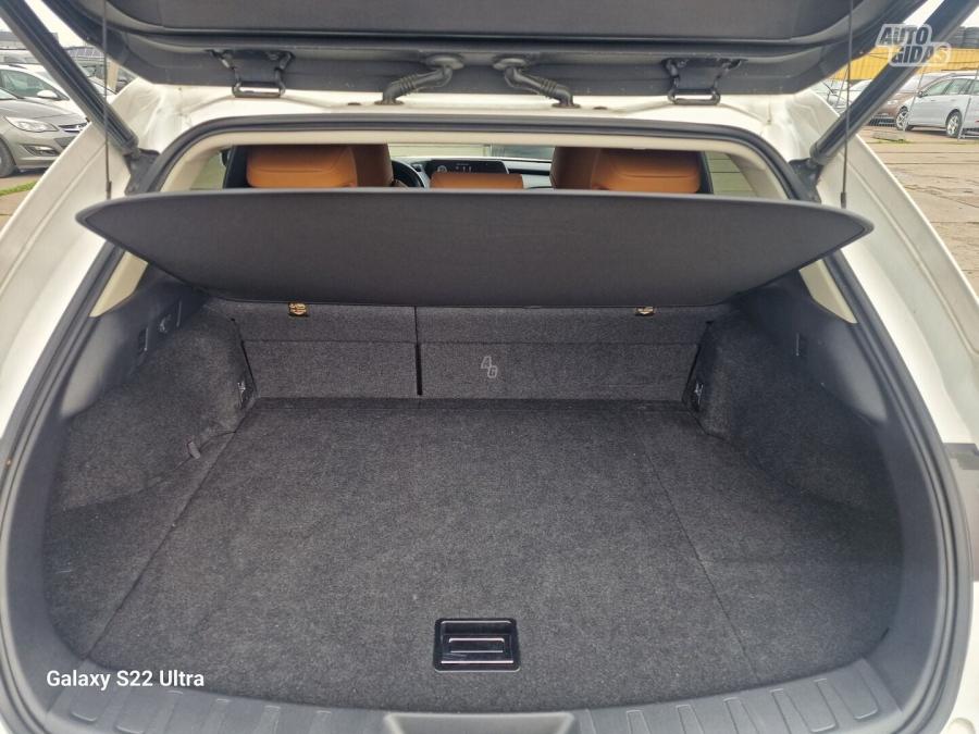 White Lexus UX 300h 2020 in Kaunas, with an engine capacity of 2.00 L and mileage of 157 thousand km for 19950 €, photo 9 on AUTOMOTO.COM.LV