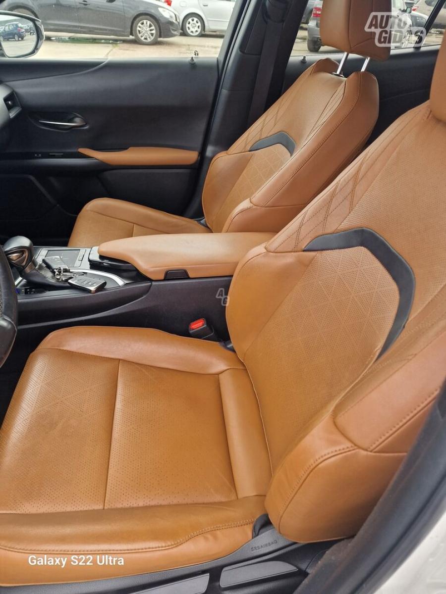 White Lexus UX 300h 2020 in Kaunas, with an engine capacity of 2.00 L and mileage of 157 thousand km for 19950 €, photo 11 on AUTOMOTO.COM.LV