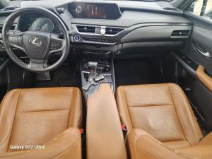 White Lexus UX 300h 2020 in Kaunas, with an engine capacity of 2.00 L and mileage of 157 thousand km for 19950 €, photo 12 on AUTOMOTO.COM.LV
