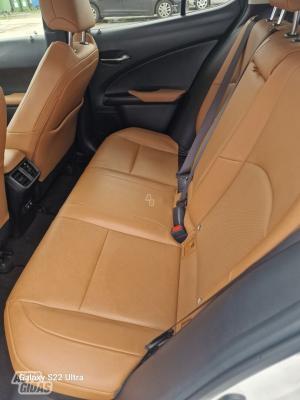 White Lexus UX 300h 2020 in Kaunas, with an engine capacity of 2.00 L and mileage of 157 thousand km for 19950 €, photo 13 on AUTOMOTO.COM.LV