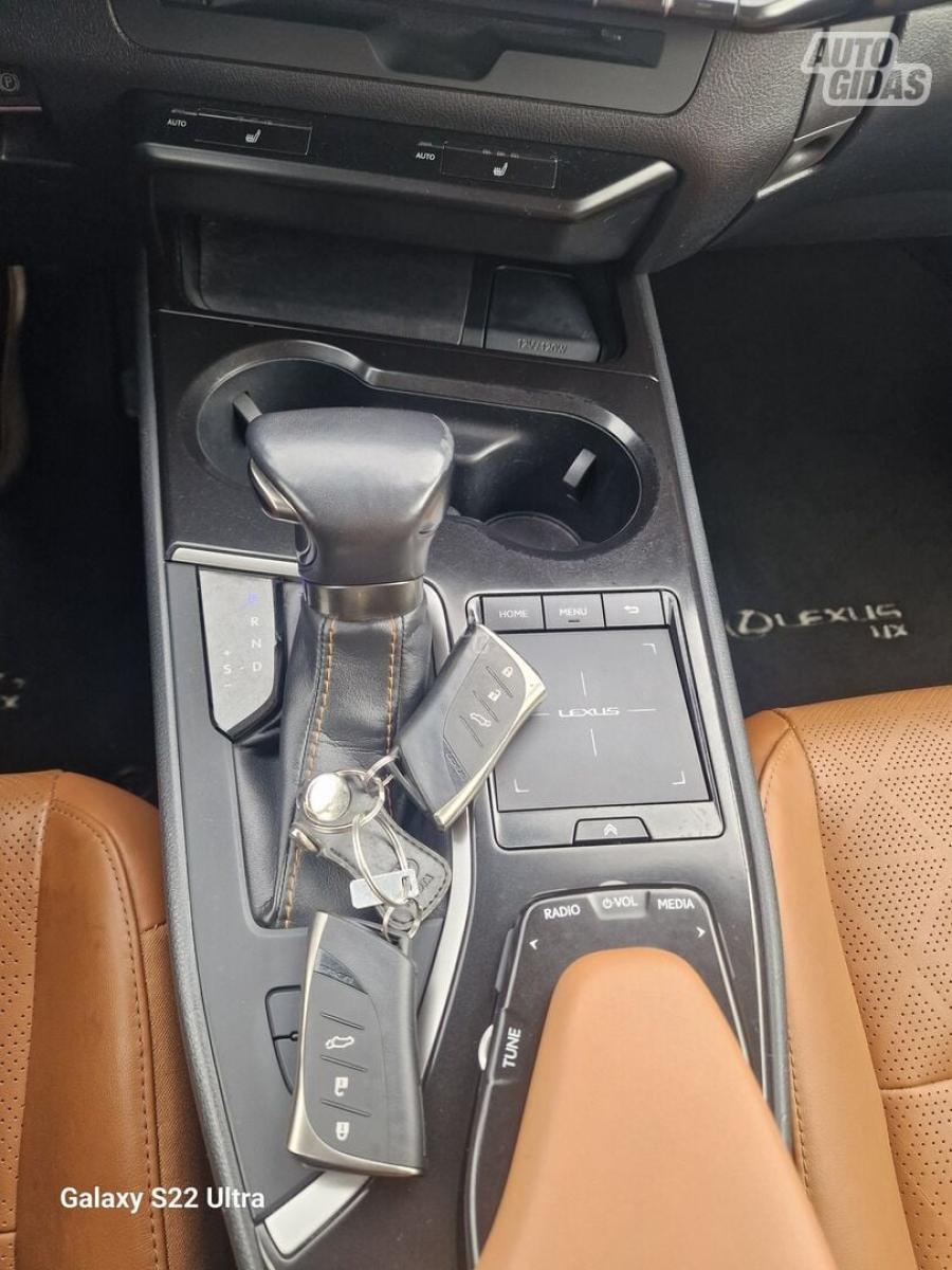 White Lexus UX 300h 2020 in Kaunas, with an engine capacity of 2.00 L and mileage of 157 thousand km for 19950 €, photo 15 on AUTOMOTO.COM.LV