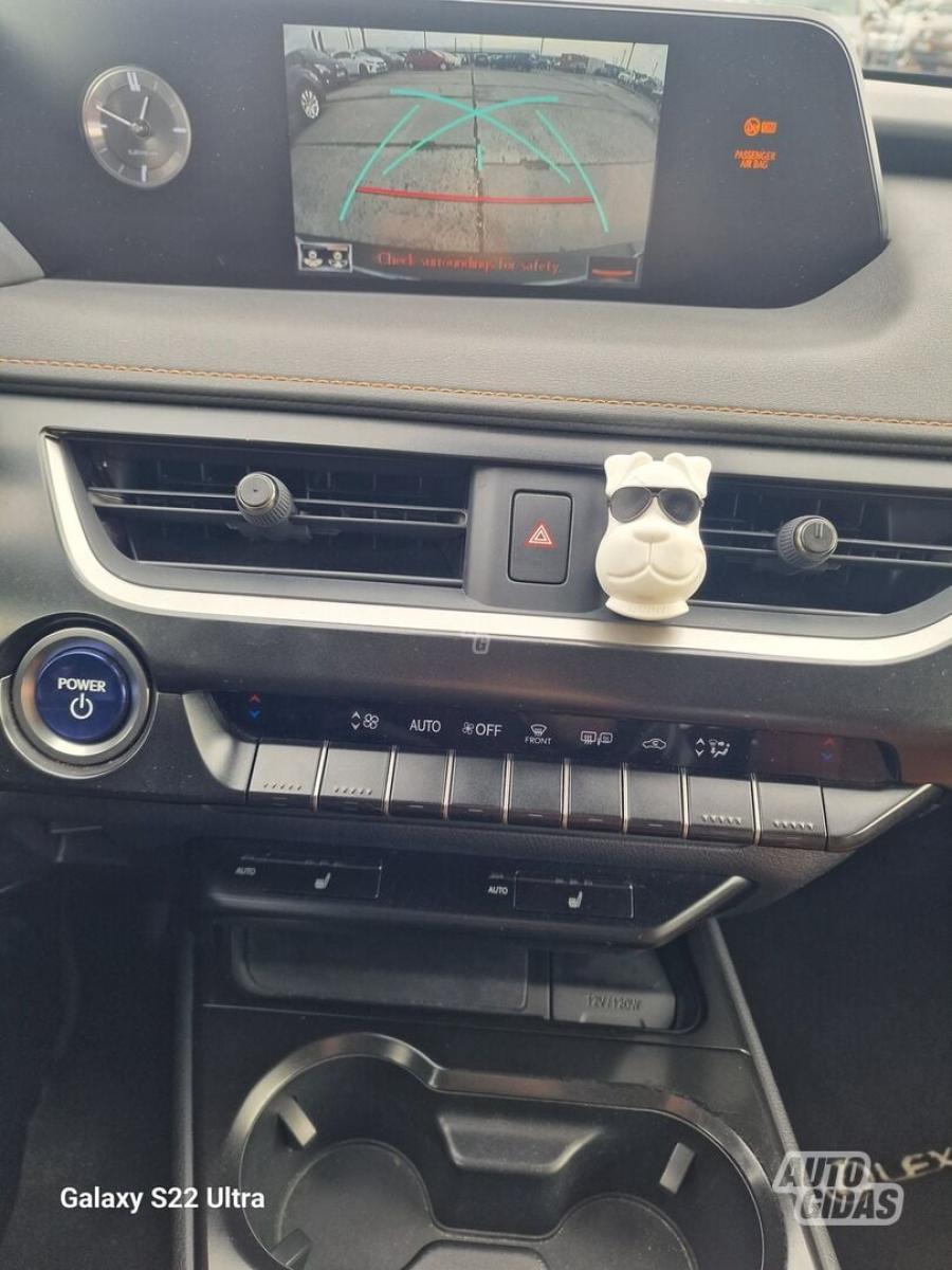 White Lexus UX 300h 2020 in Kaunas, with an engine capacity of 2.00 L and mileage of 157 thousand km for 19950 €, photo 16 on AUTOMOTO.COM.LV