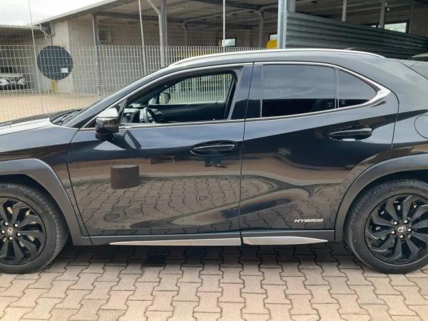 Melns Lexus UX 2020 Daugavpils, ar dzinēja tilpumu 2.00 L un nobraukumu 130 tūkst. km par 21299 €, foto 2 vietnē AUTOMOTO.COM.LV