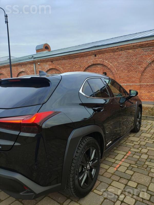 Black Lexus UX 2021 in Daugavpils, with an engine capacity of 2.00 L and mileage of 107 thousand km for 23900 €, photo 5 on AUTOMOTO.COM.LV
