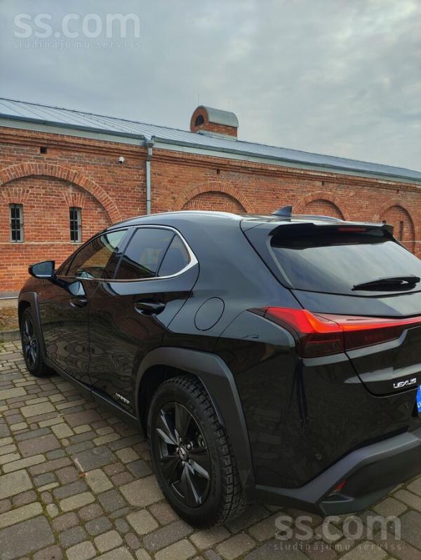 Black Lexus UX 2021 in Daugavpils, with an engine capacity of 2.00 L and mileage of 107 thousand km for 23900 €, photo 6 on AUTOMOTO.COM.LV