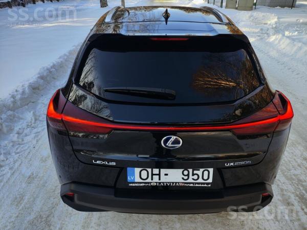 Black Lexus UX 2021 in Daugavpils, with an engine capacity of 2.00 L and mileage of 108 thousand km for 23300 €, photo 2 on AUTOMOTO.COM.LV