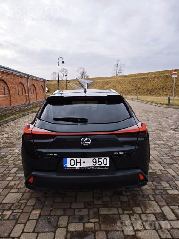 Melns Lexus UX 2021 Daugavpils, ar dzinēja tilpumu 2.00 L un nobraukumu 108 tūkst. km par 22500 €, foto 4 vietnē AUTOMOTO.COM.LV