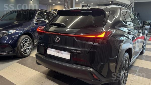 Black Lexus UX 2023 in Riga, with an engine capacity of 2.00 L and mileage of 38 thousand km for 29990 €, photo 9 on AUTOMOTO.COM.LV