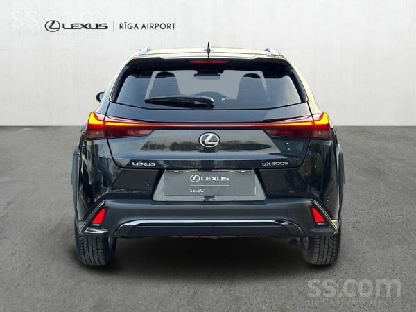 Черный Лексус UX 2024 в Рига, объемом двигателя 2.00 л и пробегом 22 тыс. км за 44500 €, фото 4 на AUTOMOTO.COM.LV