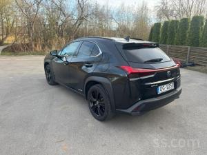 Black Lexus UX 2021 in Riga, with an engine capacity of 2.00 L and mileage of 38 thousand km for 22900 €, photo 4 on AUTOMOTO.COM.LV