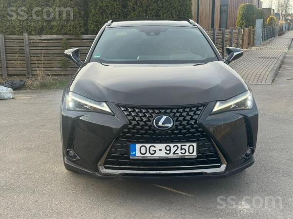 Black Lexus UX 2021 in Riga, with an engine capacity of 2.00 L and mileage of 38 thousand km for 22900 €, photo 4 on AUTOMOTO.COM.LV