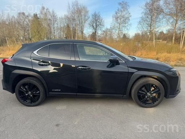 Black Lexus UX 2021 in Riga, with an engine capacity of 2.00 L and mileage of 38 thousand km for 22900 €, photo 7 on AUTOMOTO.COM.LV