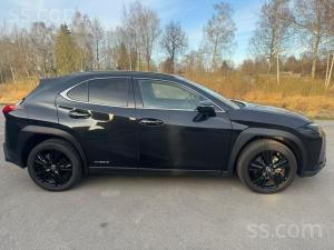 Black Lexus UX 2021 in Riga, with an engine capacity of 2.00 L and mileage of 38 thousand km for 22900 €, photo 8 on AUTOMOTO.COM.LV