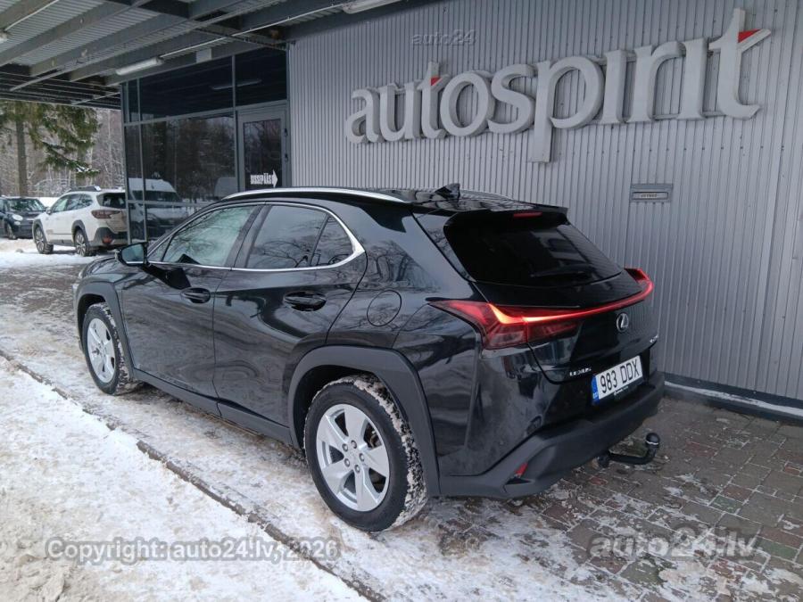 Melns Lexus UX 2022 Tallina, ar dzinēja tilpumu 2.00 L un nobraukumu 44 tūkst. km par 24990 €, foto 3 vietnē AUTOMOTO.COM.LV