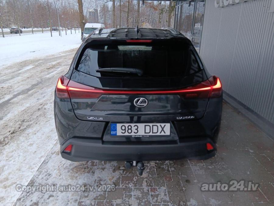 Melns Lexus UX 2022 Tallina, ar dzinēja tilpumu 2.00 L un nobraukumu 44 tūkst. km par 24990 €, foto 4 vietnē AUTOMOTO.COM.LV