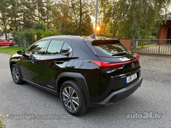 Black Lexus UX 2022 in Tallinn, with an engine capacity of 0.00 L and mileage of 52 thousand km for 24000 €, photo 4 on AUTOMOTO.COM.LV