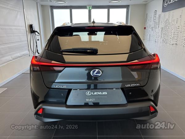 Melns Lexus UX 2021 Tallina, ar dzinēja tilpumu 2.00 L un nobraukumu 63 tūkst. km par 27900 €, foto 3 vietnē AUTOMOTO.COM.LV