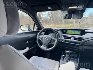 Lexus UX 2019 in Riga, with an engine capacity of 2.00 L and mileage of 108 thousand km for 20000 €, photo 6 on AUTOMOTO.COM.LV