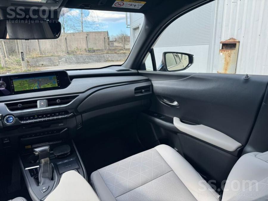 Lexus UX 2019 in Riga, with an engine capacity of 2.00 L and mileage of 108 thousand km for 20000 €, photo 7 on AUTOMOTO.COM.LV