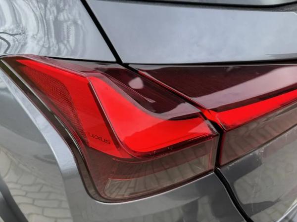 Pelēks Lexus UX 2019 Daugavpils, ar dzinēja tilpumu 2.00 L un nobraukumu 109 tūkst. km par 24950 €, foto 7 vietnē AUTOMOTO.COM.LV