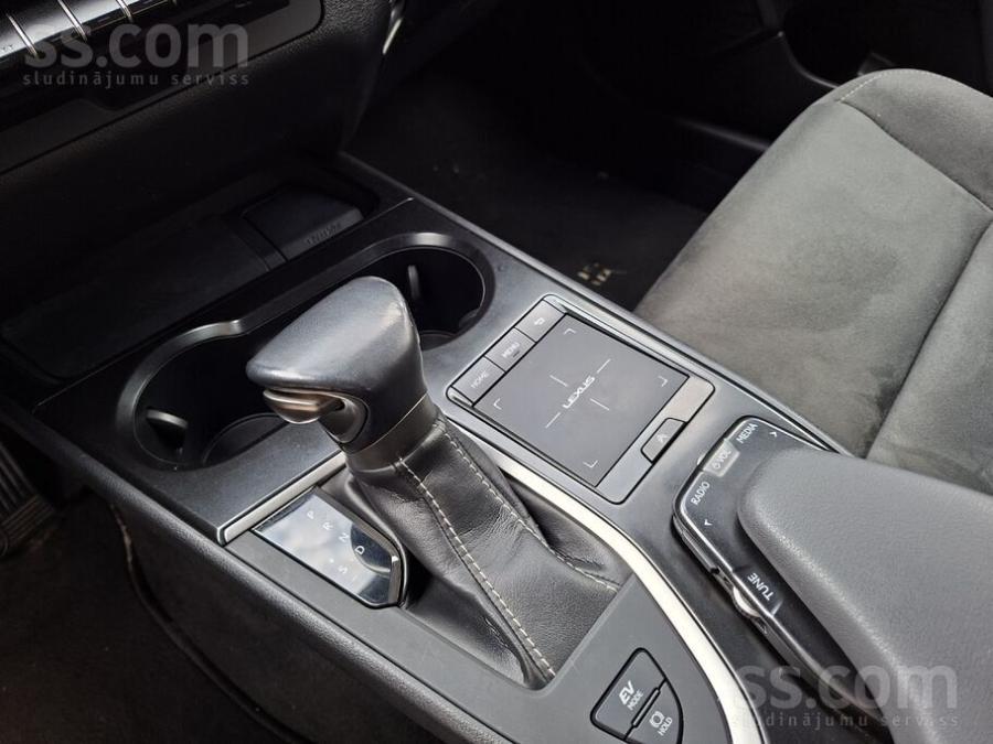 Pelēks Lexus UX 2020 Daugavpils, ar dzinēja tilpumu 2.00 L un nobraukumu 77 tūkst. km par 19900 €, foto 15 vietnē AUTOMOTO.COM.LV