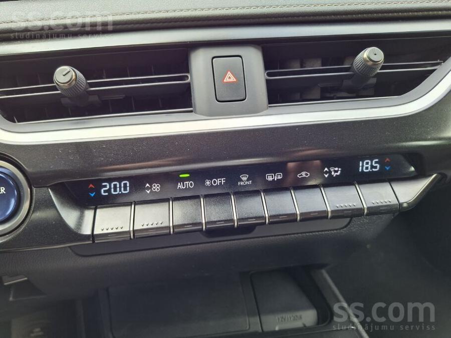 Pelēks Lexus UX 2020 Daugavpils, ar dzinēja tilpumu 2.00 L un nobraukumu 77 tūkst. km par 19900 €, foto 16 vietnē AUTOMOTO.COM.LV