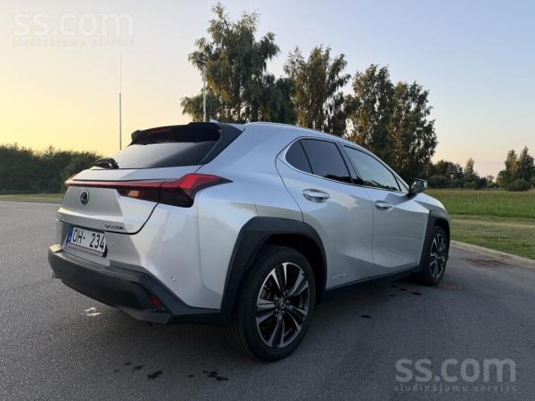Pelēks Lexus UX 2021 Rīga, ar dzinēja tilpumu 2.00 L un nobraukumu 168 tūkst. km par 18700 €, foto 8 vietnē AUTOMOTO.COM.LV