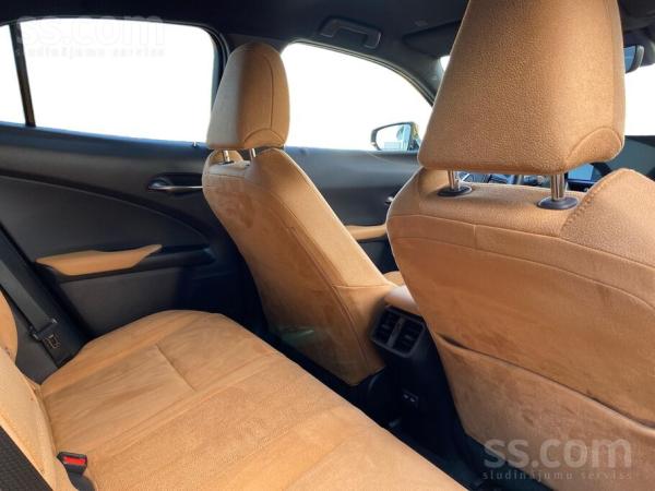 Grey Lexus UX 2022 in Riga, with an engine capacity of 2.00 L and mileage of 25 thousand km for 35900 €, photo 7 on AUTOMOTO.COM.LV