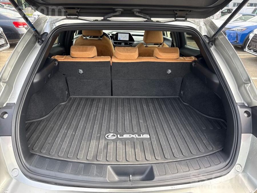 Grey Lexus UX 2022 in Riga, with an engine capacity of 2.00 L and mileage of 25 thousand km for 30900 €, photo 11 on AUTOMOTO.COM.LV