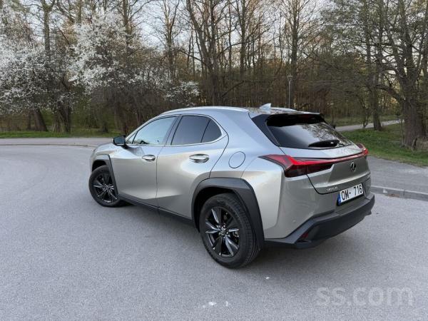 Pelēks Lexus UX 2023 Rīga, ar dzinēja tilpumu 2.00 L un nobraukumu 19 tūkst. km par 30900 €, foto 3 vietnē AUTOMOTO.COM.LV