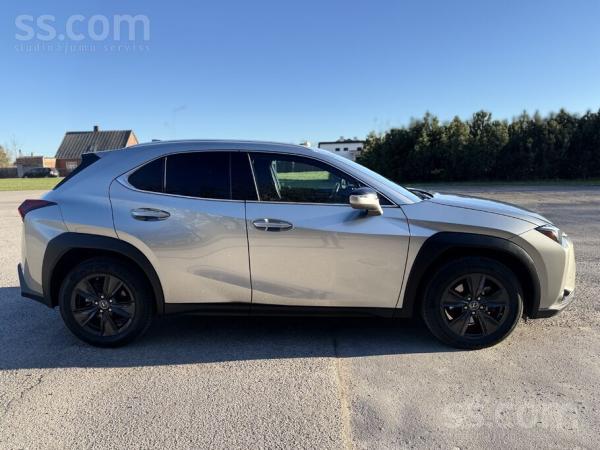 Pelēks Lexus UX 2023 Rīga, ar dzinēja tilpumu 2.00 L un nobraukumu 19 tūkst. km par 30900 €, foto 4 vietnē AUTOMOTO.COM.LV